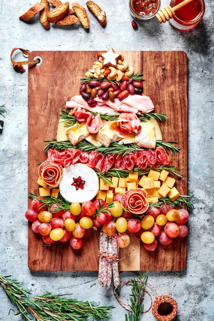 Easy Christmas Charcuterie Board l A Farmgirl's Dabbles