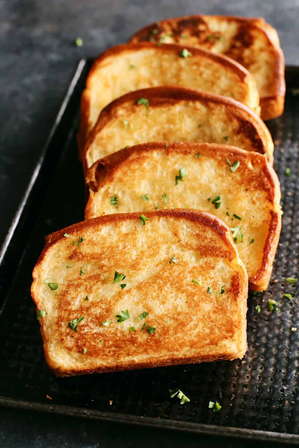 Easy Texas Toast Garlic Bread l A Farmgirl's Dabbles